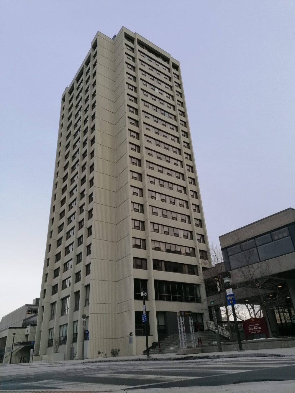 Des étudiants internationaux squattent chez des connaissances après la ...
