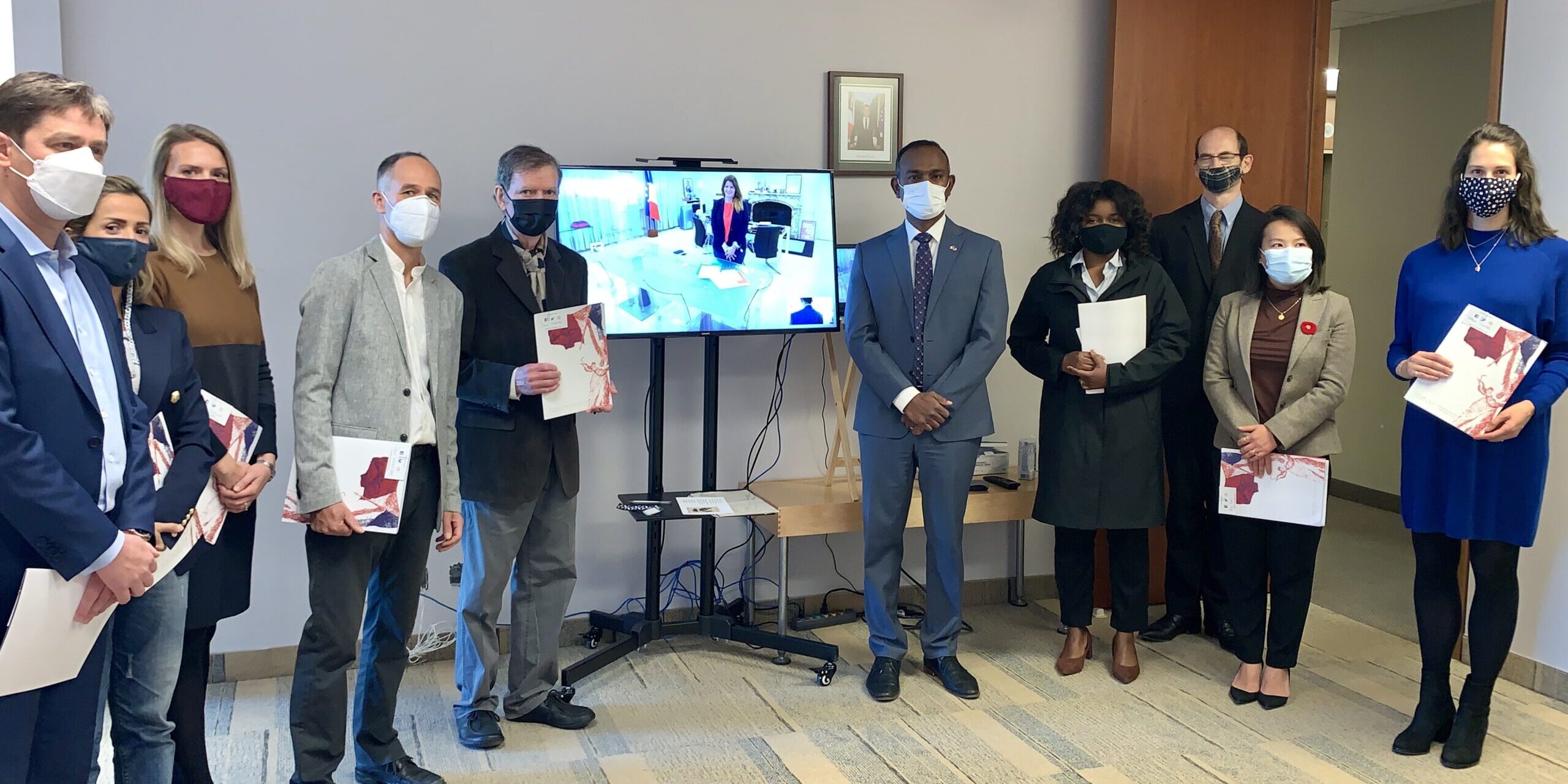 Le consulat général de France à Toronto naturalise huit nouveaux ...