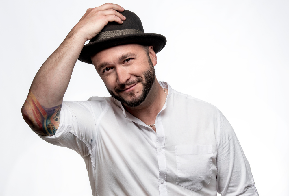 Phil Athanase lance son nouvel extrait Sourire - Canada Info