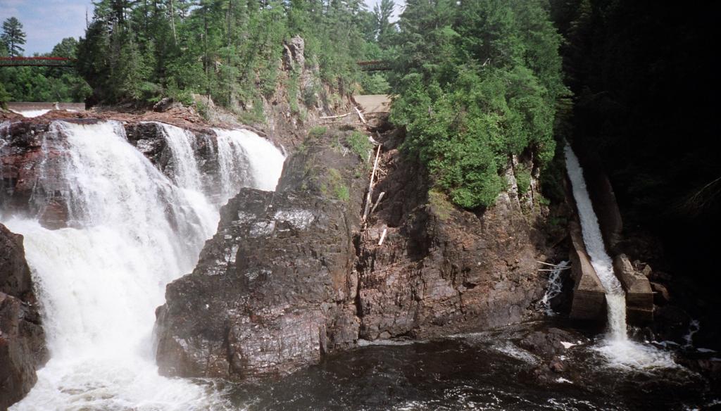 Snowshoe trails at the Chutes Coulonge open - Canada Info