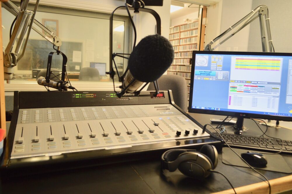 La radio demeure l'un des médias les plus fiables - Canada Info