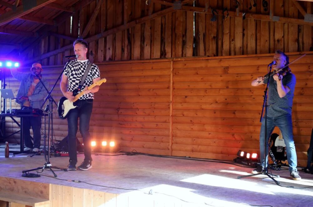 Le Groupe Swing s’arrête à l’école des Quatre-Vents - Canada Info