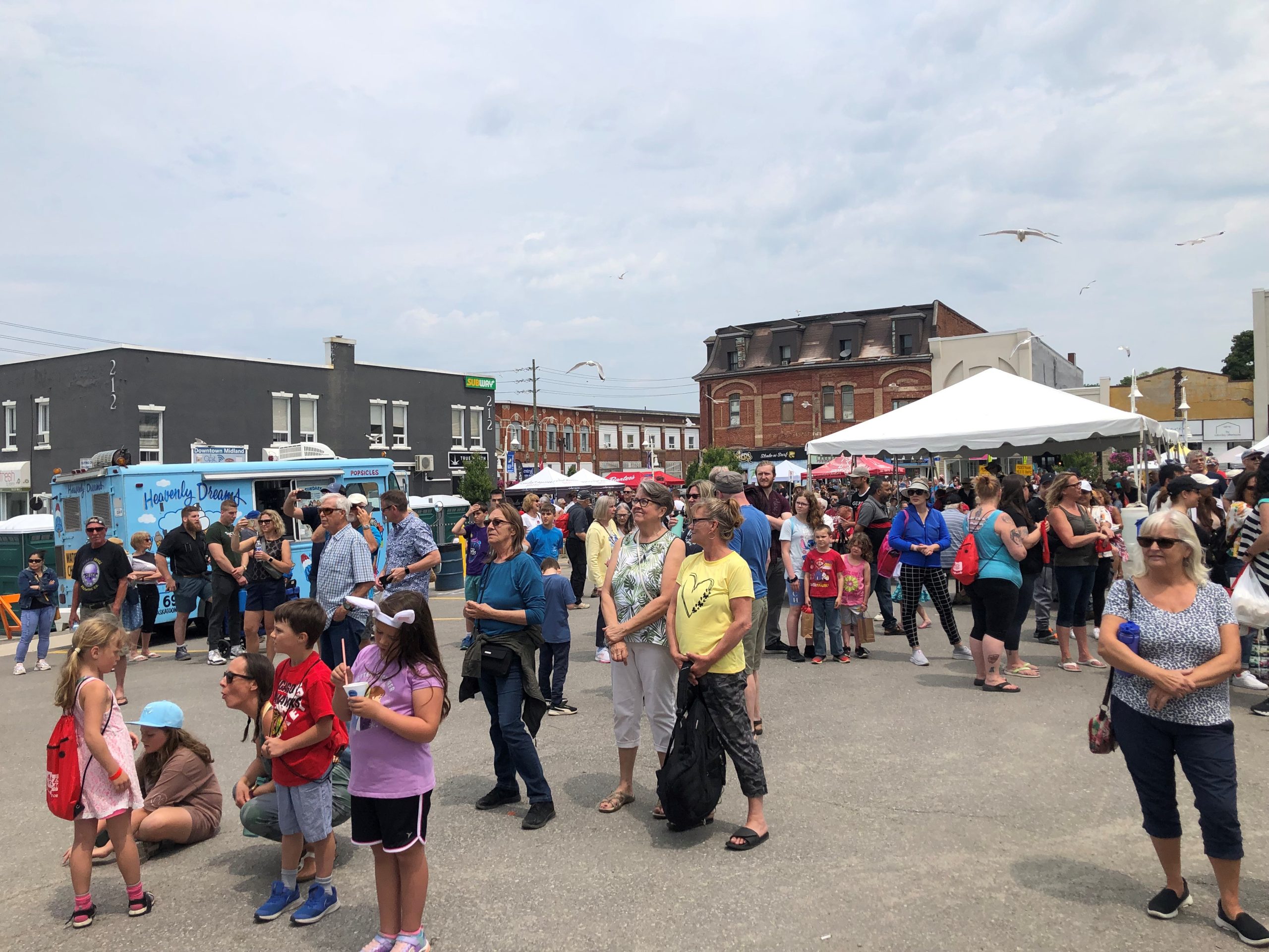 Des milliers de personnes sur la rue King de Midland pour le Butter ...